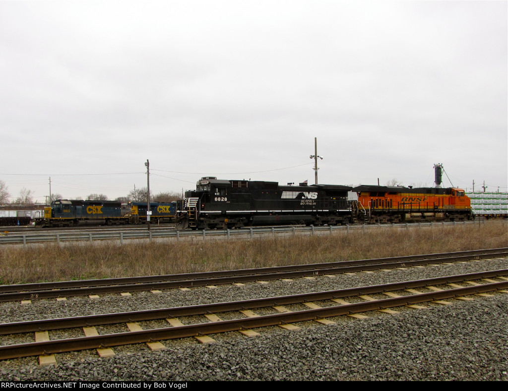 NS 8828 and BNSF 7866